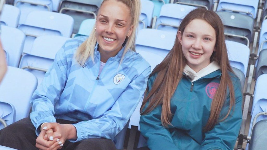 Ellie Roebuck: Goalie super fan Eliza meets her hero - BBC Newsround