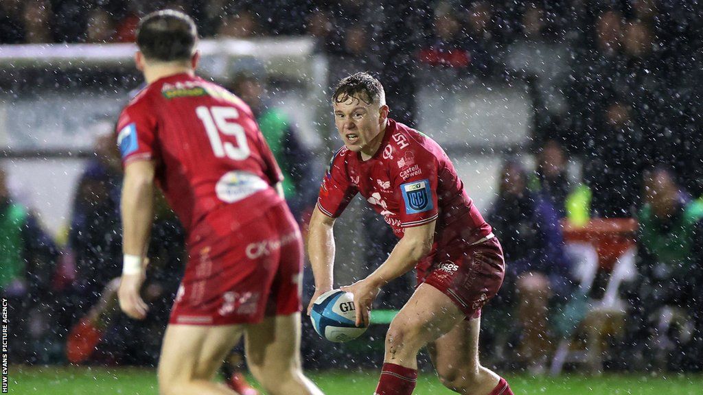 United Rugby Championship: Dragons 13-12 Scarlets - Missed Sam Costelow ...