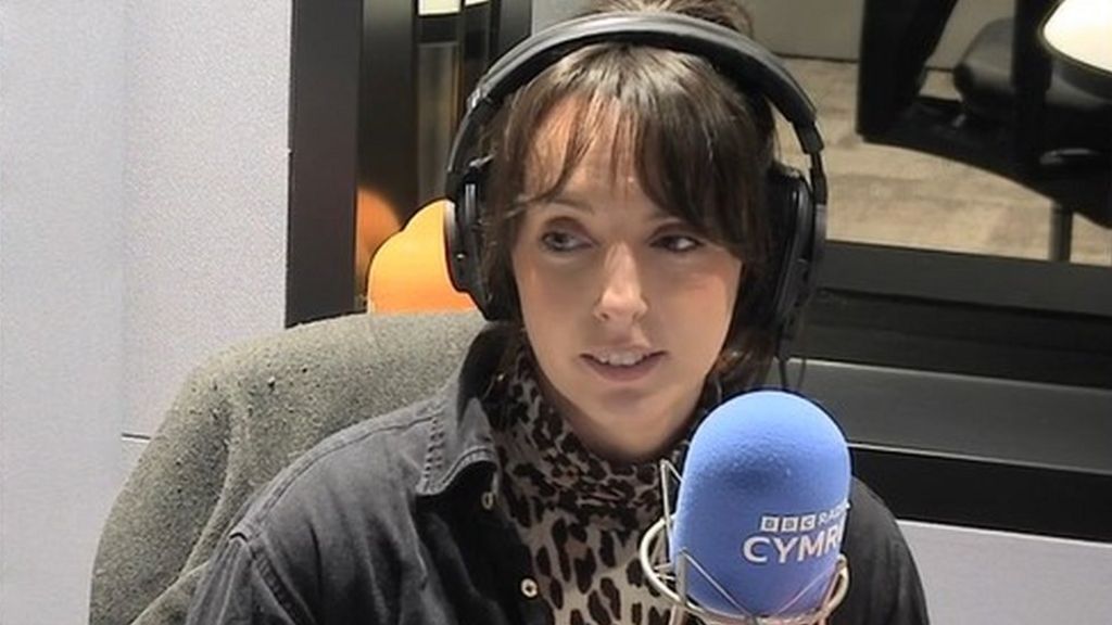 'Mor hawdd dileu a diystyru profiadau pobl deurywiol' - BBC Cymru Fyw