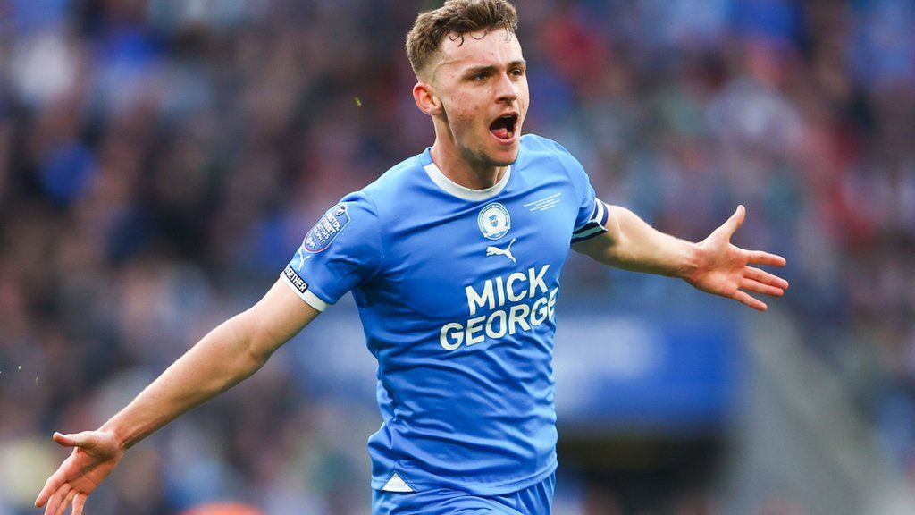 Peterborough fan trapped in Wembley turnstile photo goes viral - BBC News
