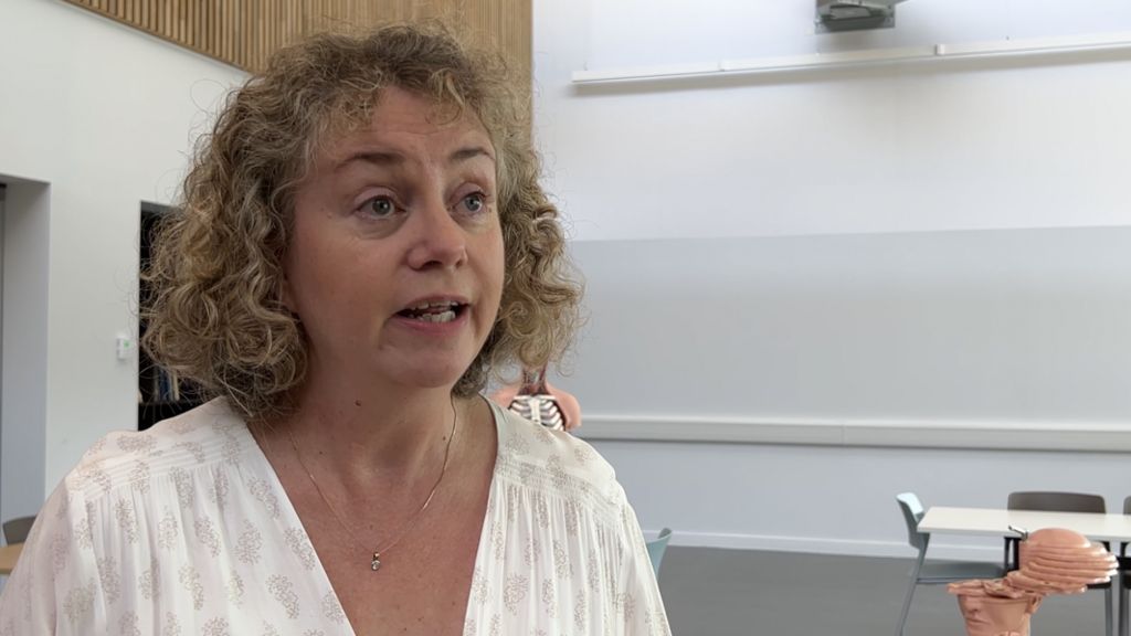 University of Worcester welcomes first medical students - BBC News