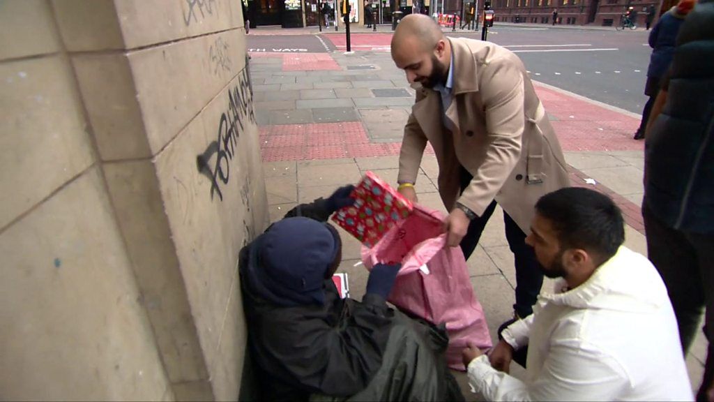 How people across England are helping others at Christmas - BBC News