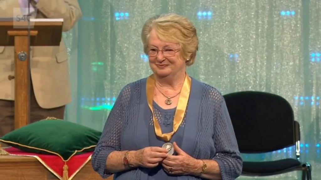 Medal Syr T H Parry-Williams i Mair Carrington Roberts - BBC Cymru Fyw