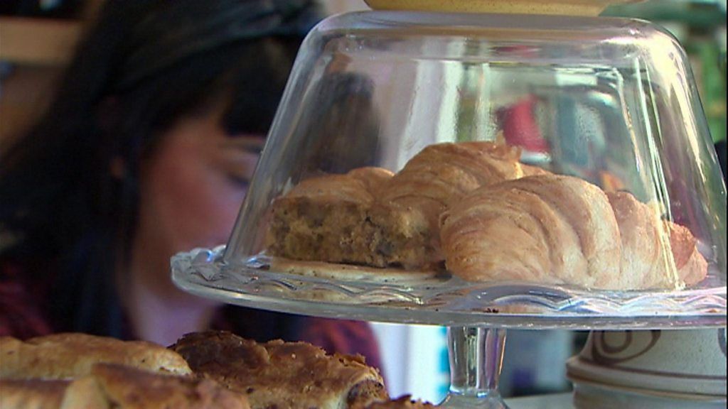 Galw ar fusnesau i ddarparu toiledau i'r cyhoedd - BBC Cymru Fyw