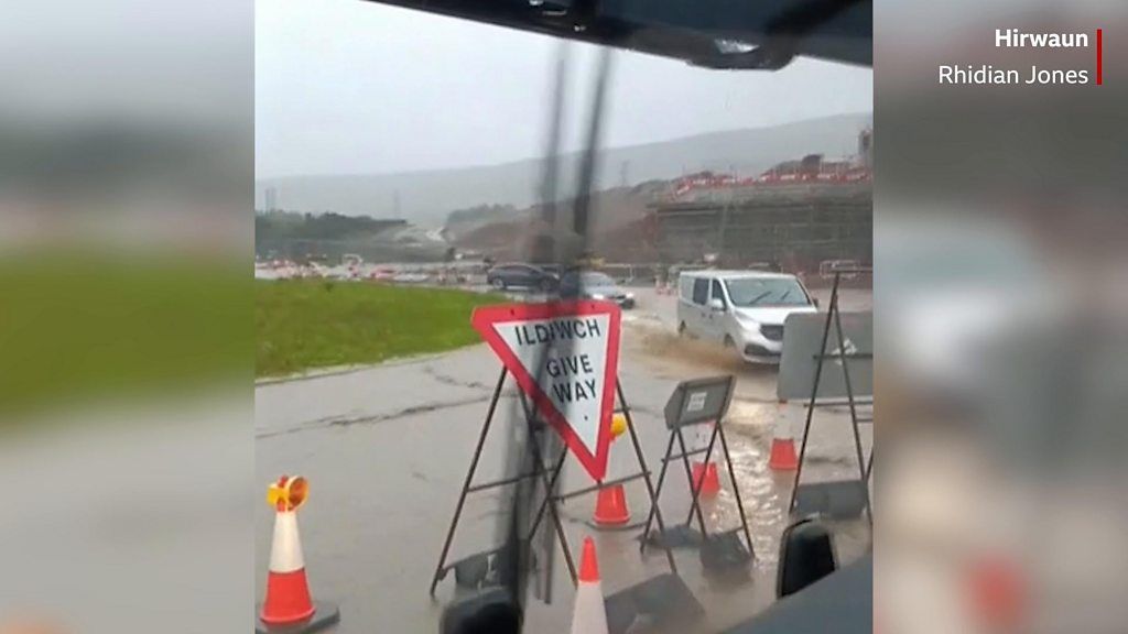 Llifogydd yn Hirwaun: Heol dan ddŵr - BBC Cymru Fyw