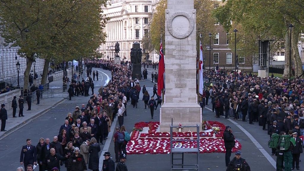 Remembrance Day: Events mark end of WW1 100 years ago - BBC Newsround