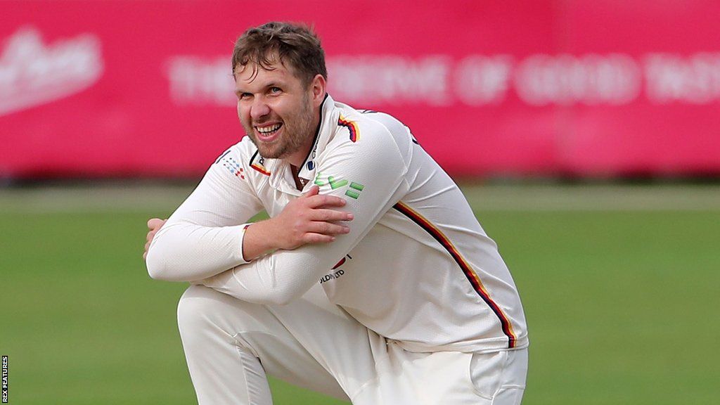 Matt Critchley: Essex all-rounder signs contract until 2027 - BBC Sport