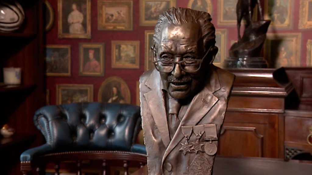 Captain Tom Yorkshire statue nears £28,000 fundraising target - BBC News