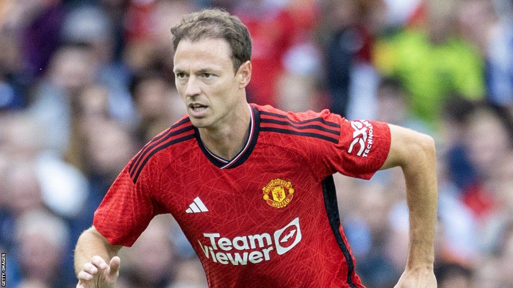 Jonny Evans: Man Utd in talks about signing Northern Ireland defender, says Erik ten Hag - BBC Sport