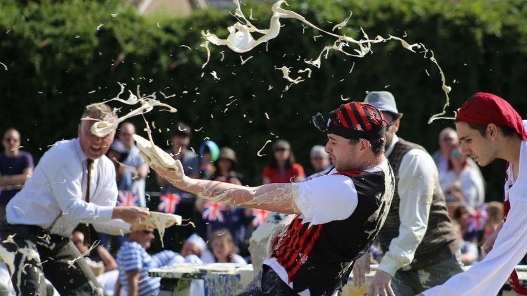 Teams fight to win custard pie throwing championship - BBC Newsround