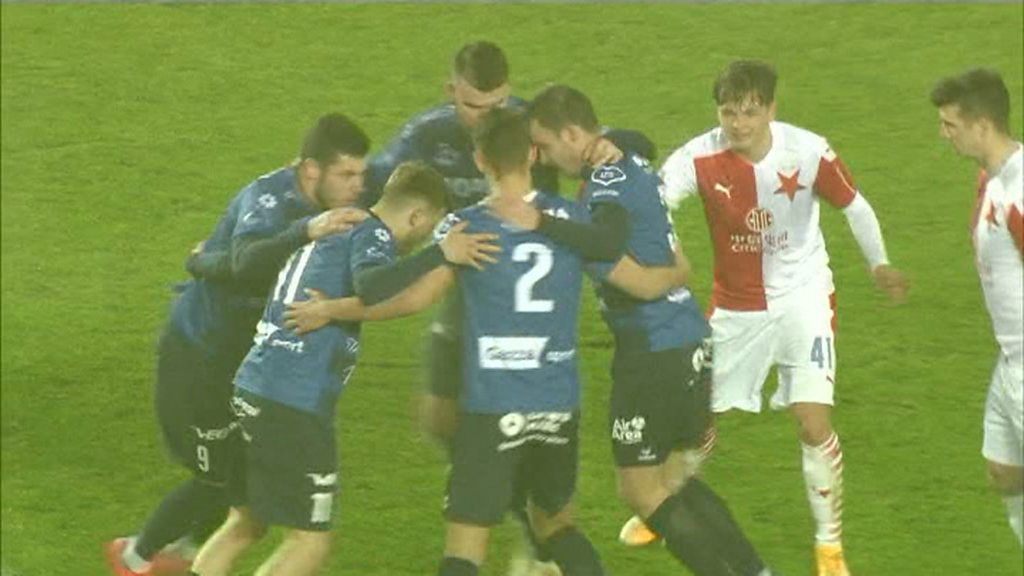 FC Slavia Karlovy Vary score from bizarre corner routine against Slavia ...
