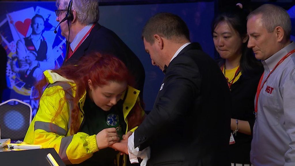 Masters 2020: 'He got me!' - Wasp stings referee Ben Williams - BBC Sport