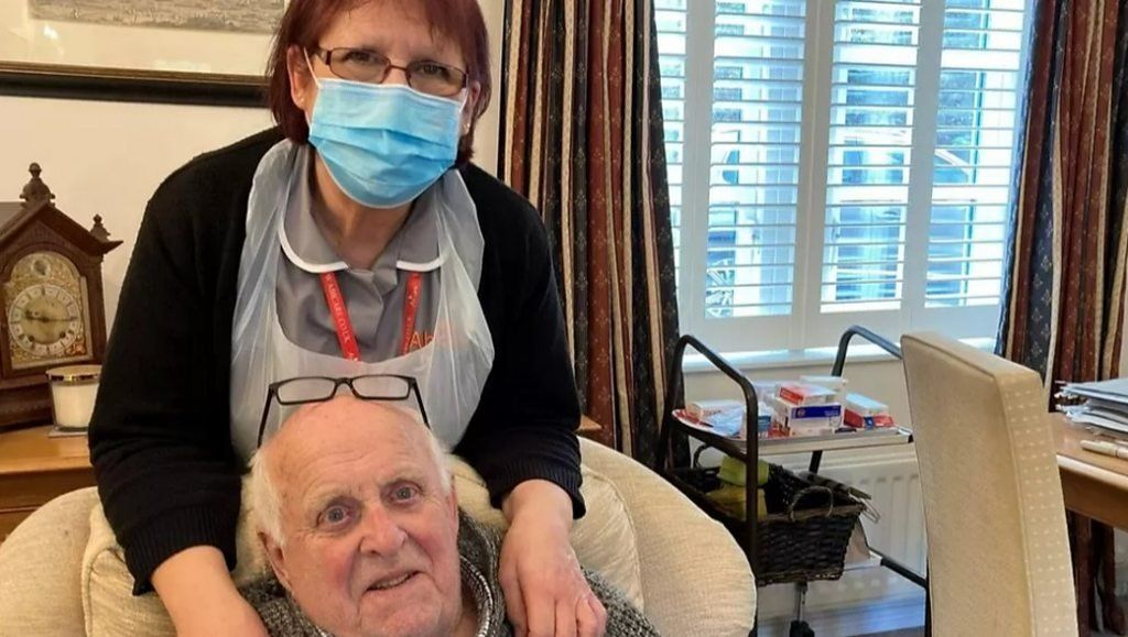 Wiltshire and Swindon taxes to rise as services cut - BBC News