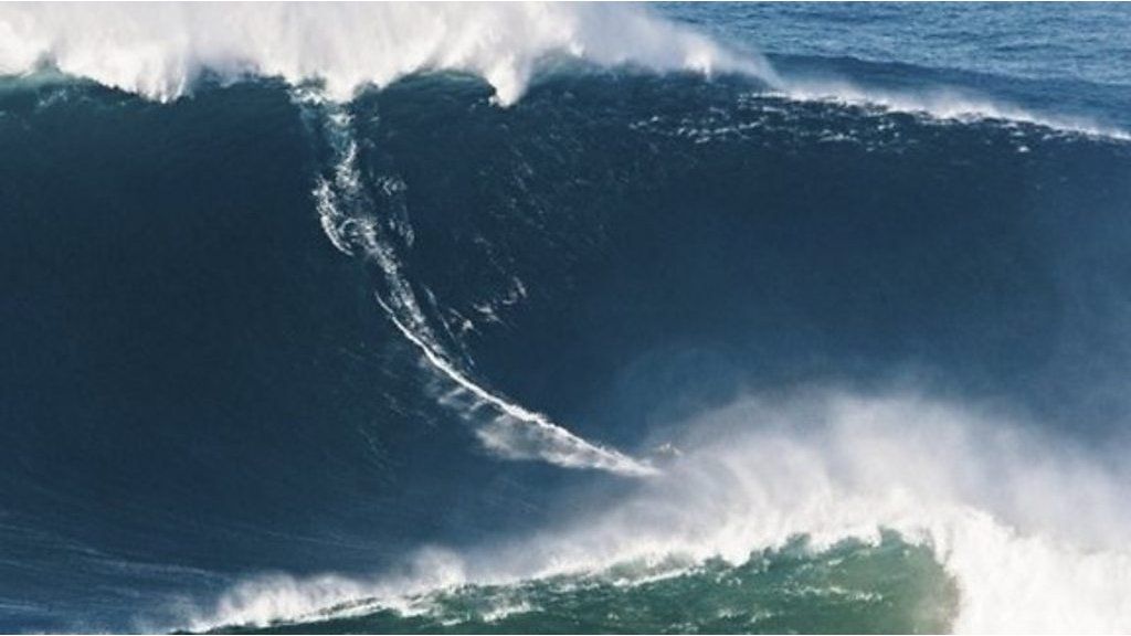 Hawaiian surfer breaks wave-riding record - BBC Sport