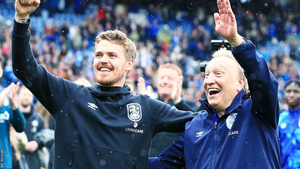 Danny Ward: Huddersfield Town forward signs new two-year deal - BBC Sport