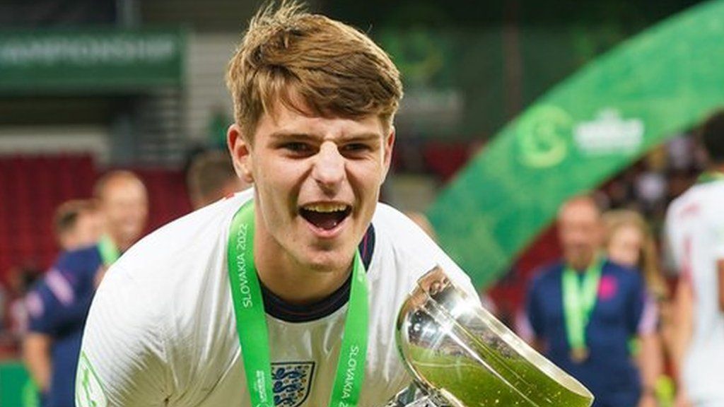 Tom Strawbridge: Long-serving Guernsey FC defender retires - BBC Sport