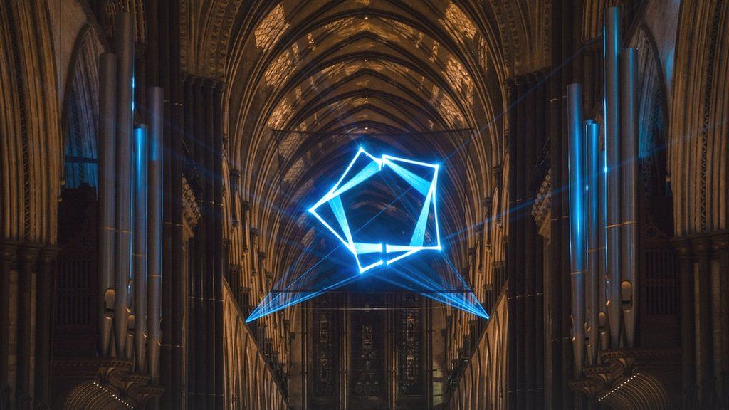 Laser Star of Bethlehem installed in Salisbury Cathedral - BBC News