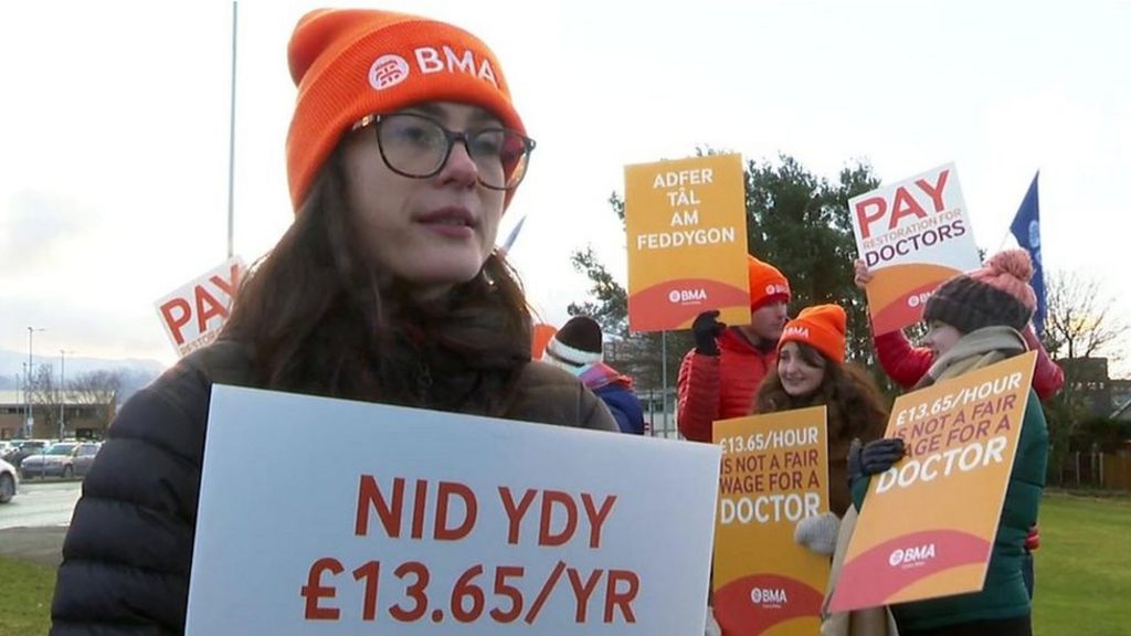 Lowri Thomas: 'Meddygon yn streicio er mwyn y cleifion' - BBC Cymru Fyw