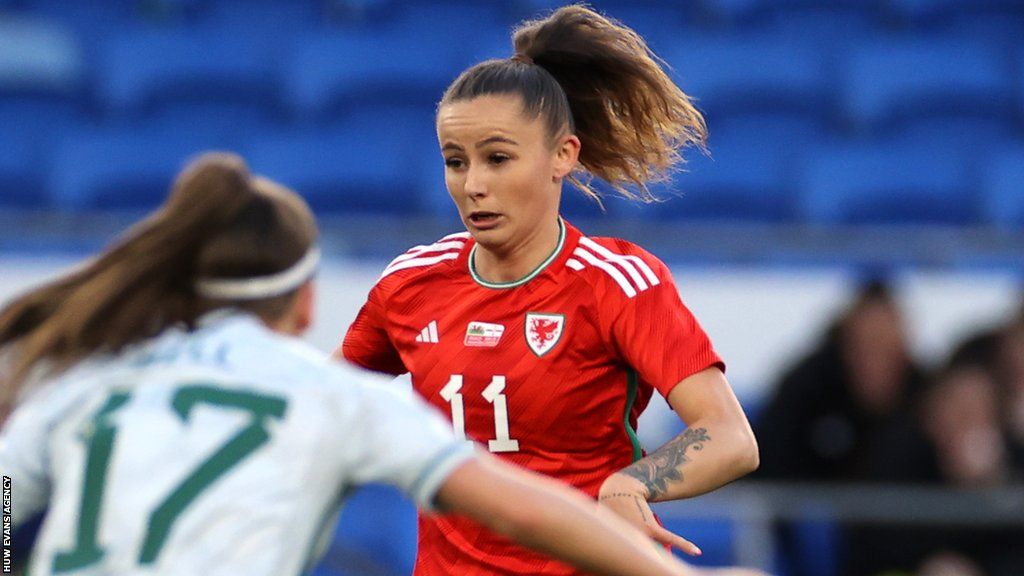 Wales striker Hannah Cain signs new Leicester City deal - BBC Sport