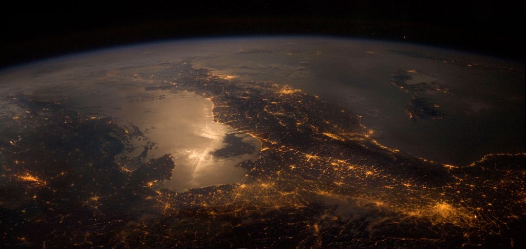 Striking views of our Solar System - BBC News