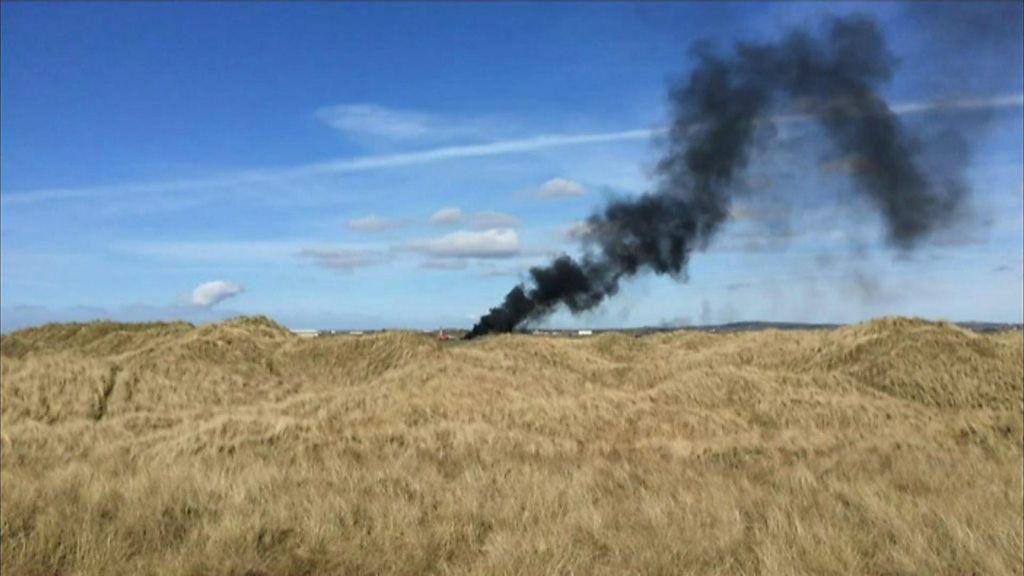 Damwain awyren: Mwg yn codi o safle RAF Y Fali - BBC Cymru Fyw