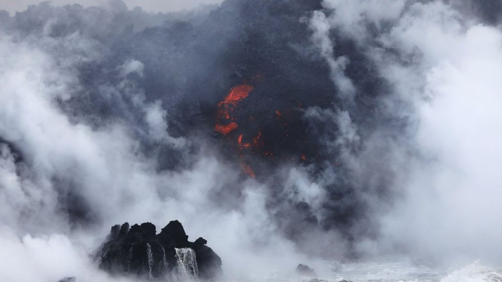 Hawaii volcano: Poisonous gas and shards of glass created as lava from ...