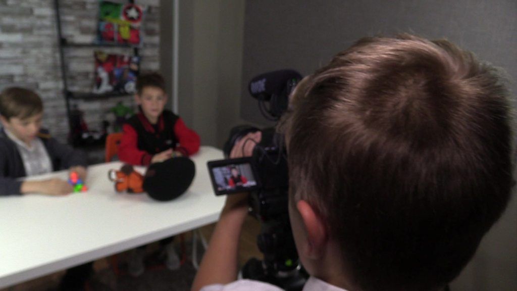 Inside the UK's first 'vlogging school' - BBC Newsround