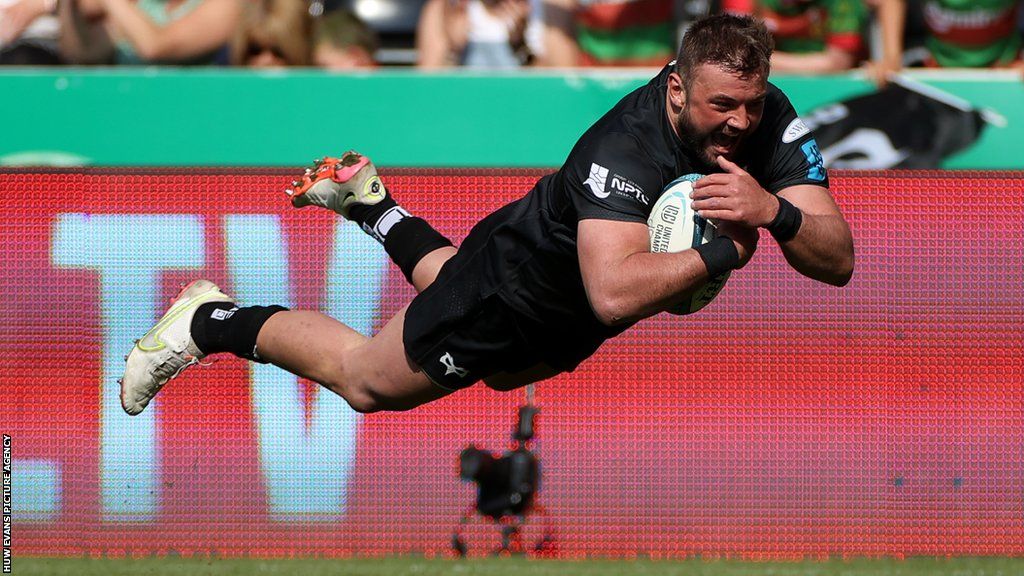 Sam Parry: Wales hooker signs new deal to stay at Osprey - BBC Sport
