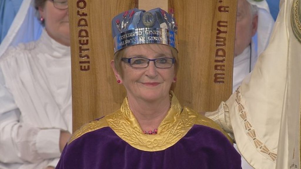 Seremoni'r Coroni / Crowning Ceremony - BBC Cymru Fyw