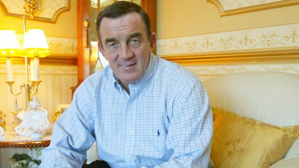 Phil Bennett: Felinfoel rugby club unveils memorial bench - BBC News