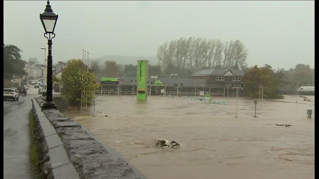 Llifogydd mewn tai ac ar ffyrdd yn Llanbedr Pont Steffan - BBC Cymru Fyw