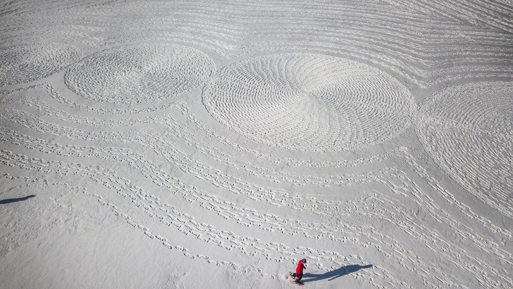Snowshoe artist Simon Beck's vast snow art in Colorado - BBC News