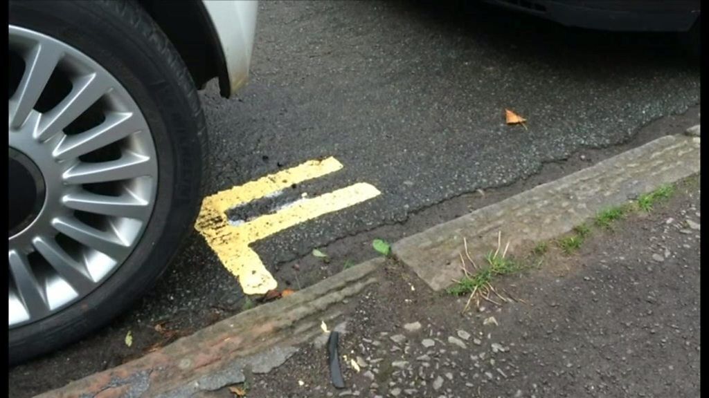 Porthleven harbour double yellow lines 'causing chaos' - BBC News