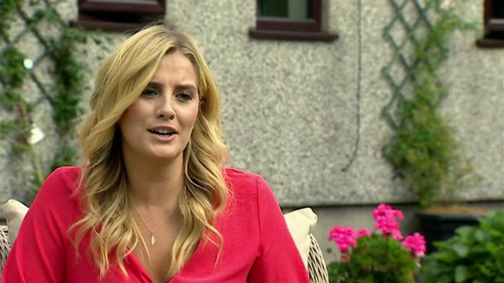 Elin Fflur: 'Angen mwy o drafod am feichiogi ac IVF' - BBC Cymru Fyw