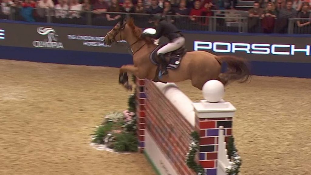 Olympia Horse Show: Brilliant Laura Renwick wins Puissance - BBC Sport
