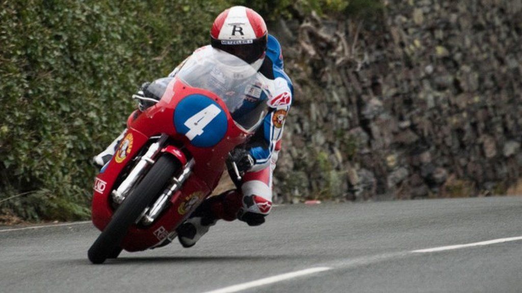 Manx Grand Prix 2017: Michael Evans storms to Senior GP victory - BBC Sport