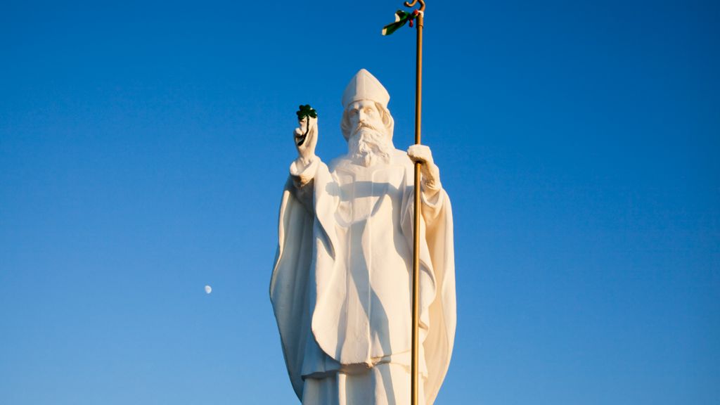 Croagh Patrick: People climb mountain for Reek Sunday - BBC News
