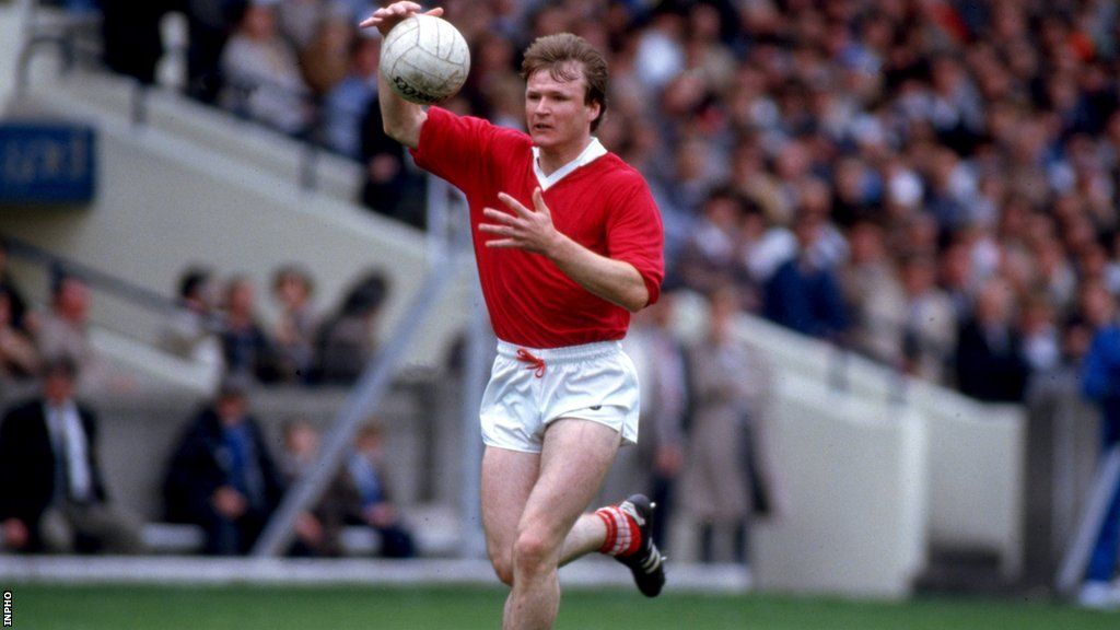 Teddy McCarthy: Cork dual-code legend passes away - BBC Sport