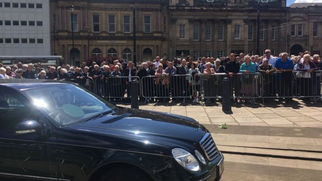 Brendan Ingle Sheffield memorial backed by boxers - BBC News