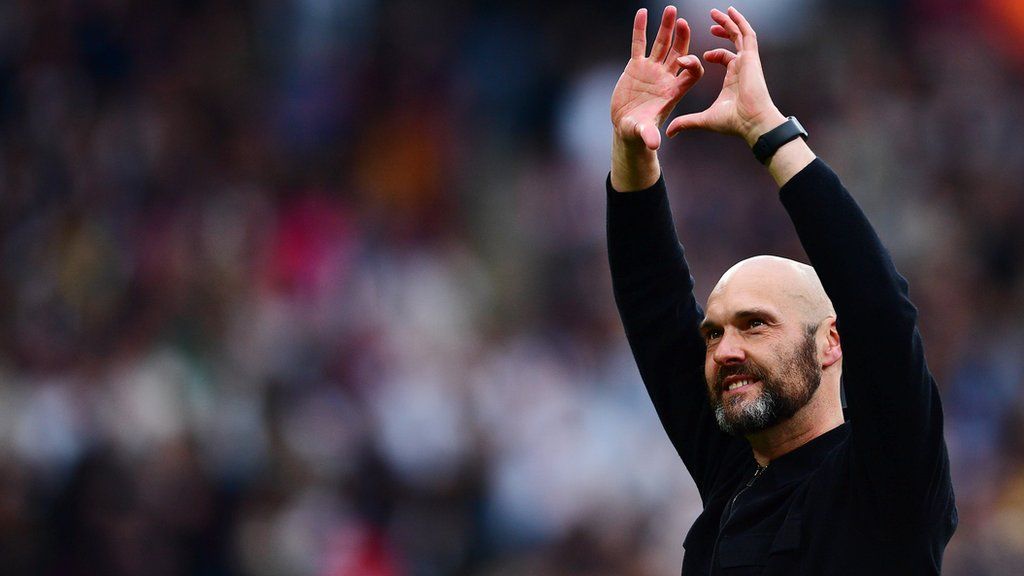 Council U-turn on Notts County promotion celebration - BBC News