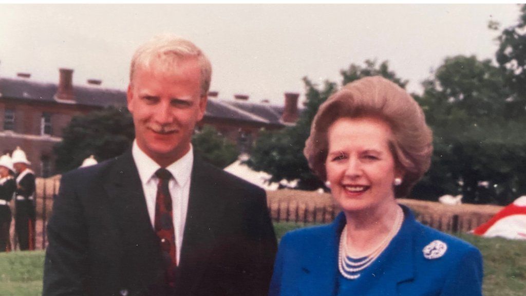 Falklands veteran on the victory picture that went global - BBC News