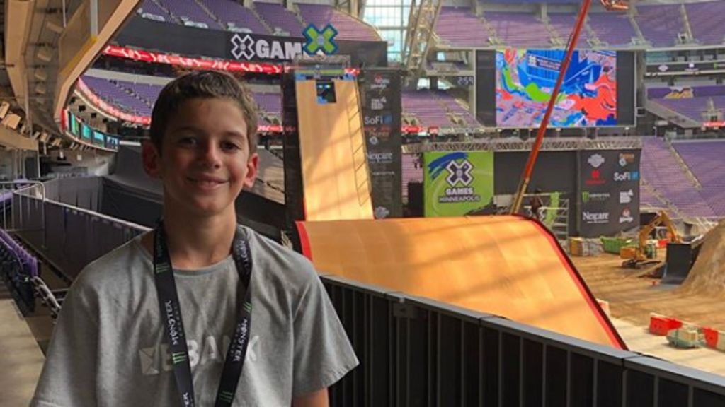 Skateboarder Gui Khury breaks record with 1080-degree turn - BBC Newsround