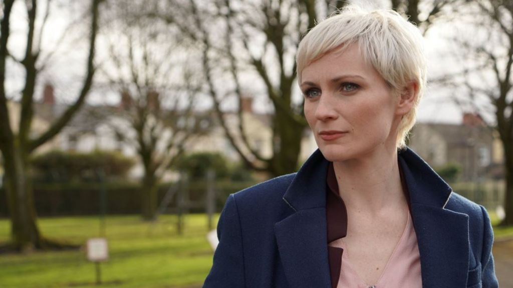 Ateb y Galw: Yr actores Hannah Daniel - BBC Cymru Fyw