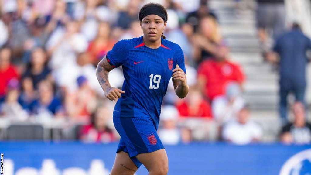 Mia Fishel: Chelsea striker has 'successful surgery' on ACL - BBC Sport