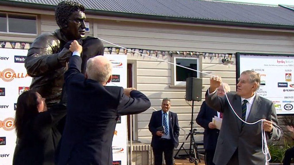 Sir Colin Meads: All Blacks legend unveils statue in New Zealand - BBC ...