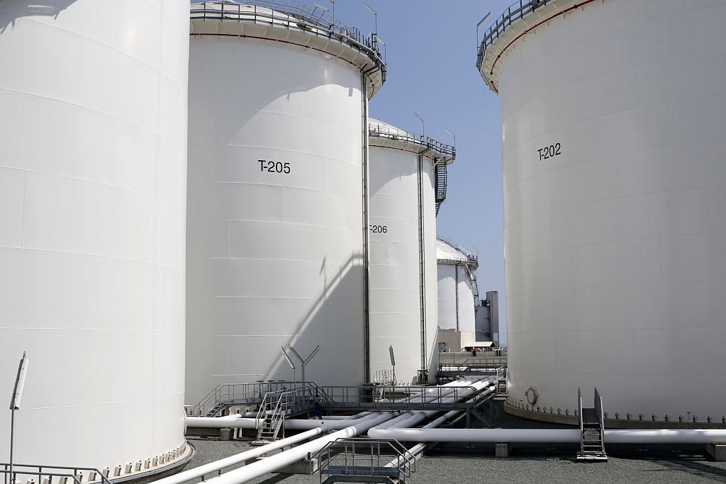 Mounting oil stockpiles set to keep prices lower - BBC News