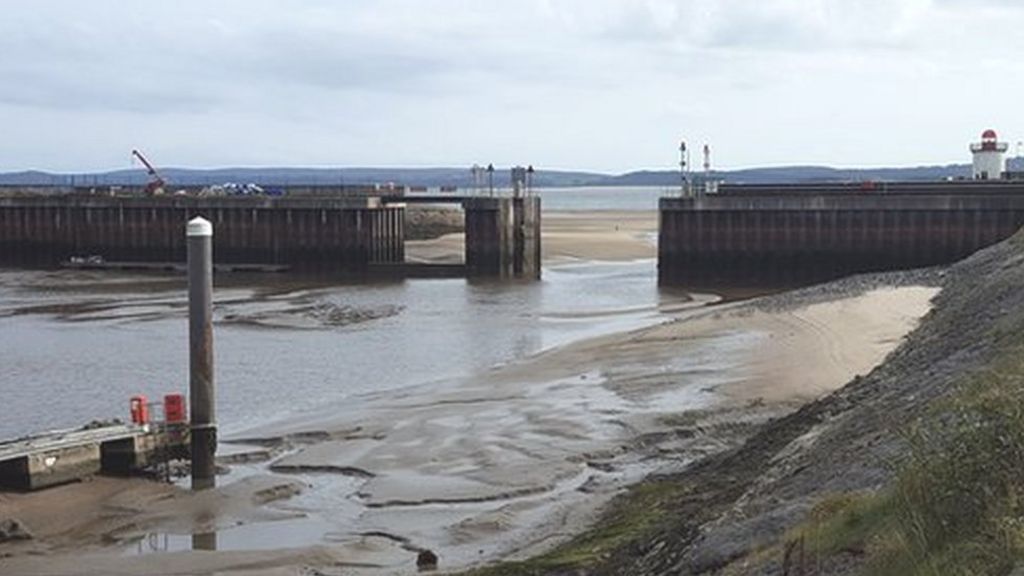 Symud miloedd o dunelli o dywod o fynedfa harbwr - BBC Cymru Fyw