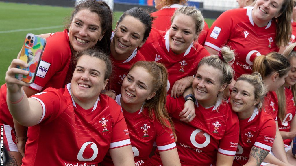 Sioned Harries column: Balancing Test rugby with teaching - BBC Sport