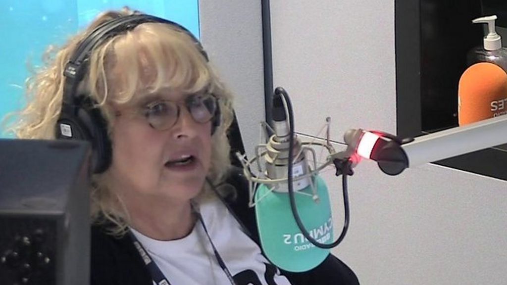 Caryl yn 'llawn cyffro' i gyflwyno rhaglen hwyr Radio Cymru - BBC Cymru Fyw