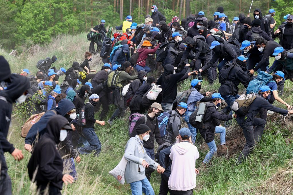 Grünheide: Tesla factory protesters clash with police in Germany - BBC News